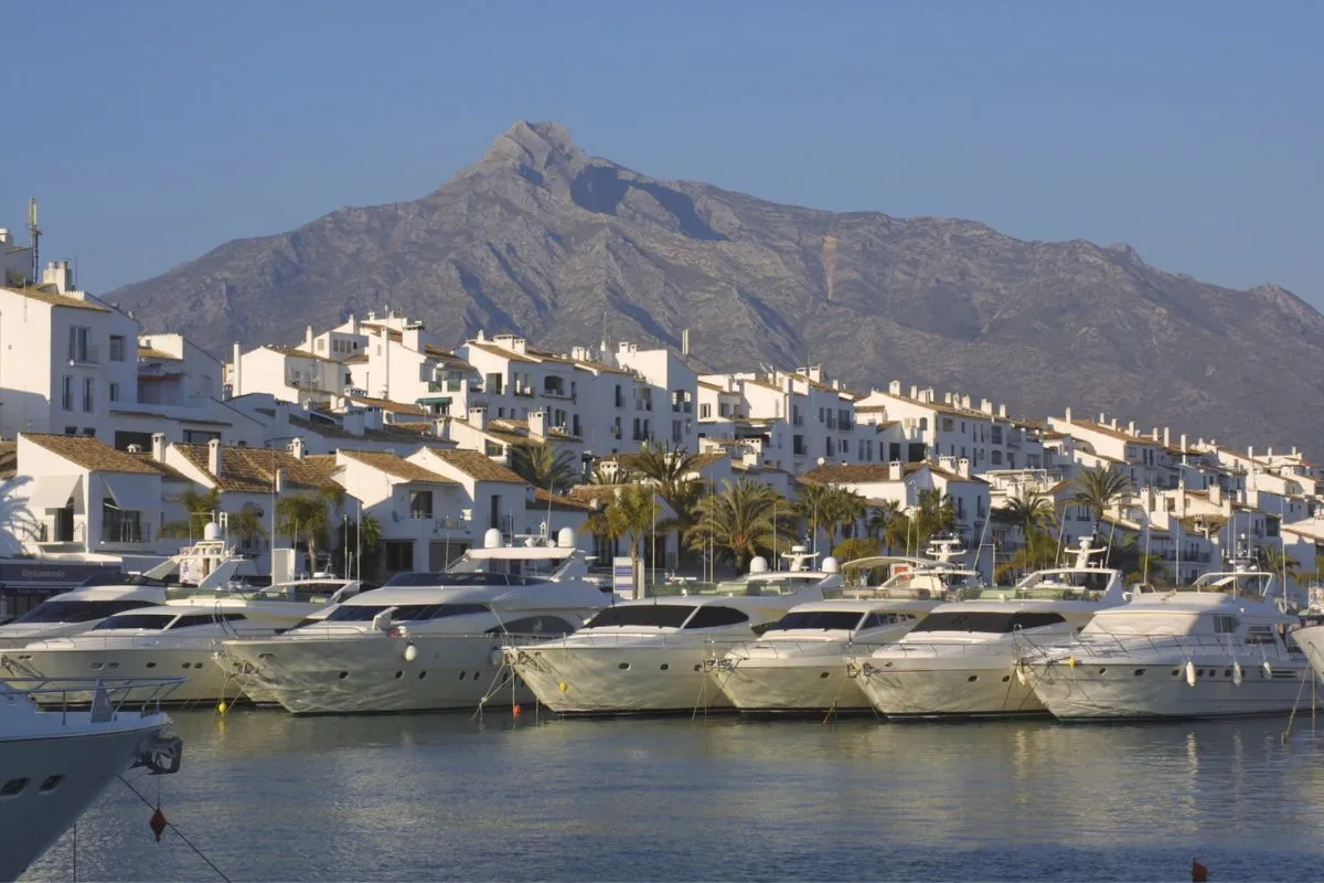 Descubre La Exclusiva Playa De Puerto Banús: Lujo Y Sol